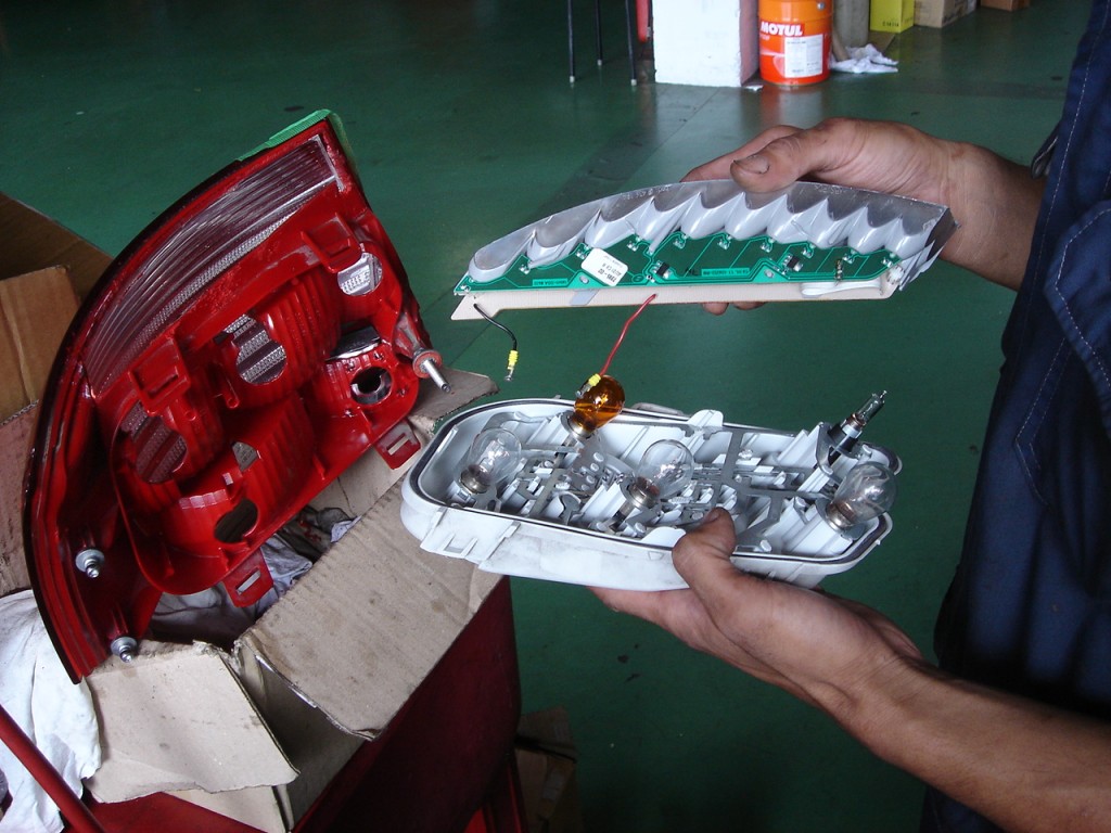 AUDI A6 テールLED修理 | VENTILER